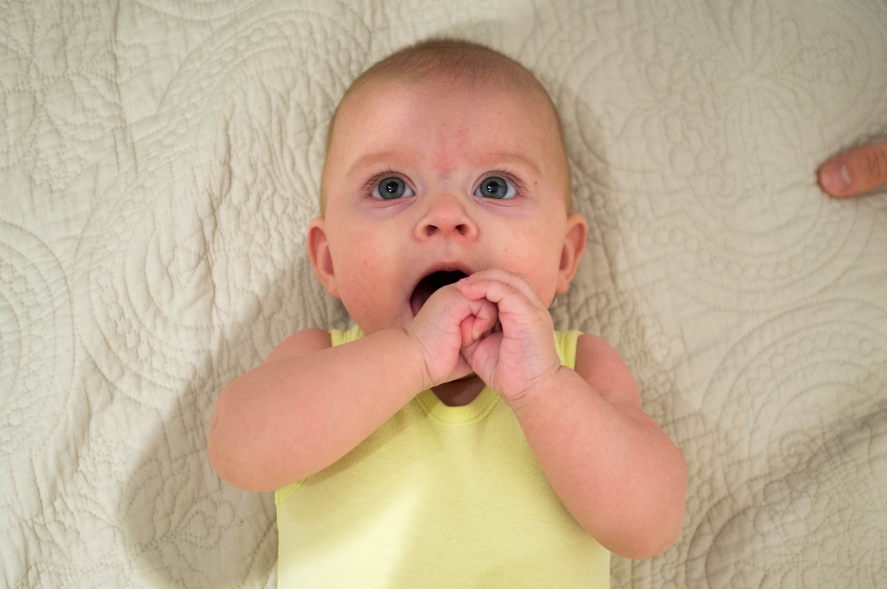 Ist es normal, dass Babys oft spucken? - Wir Eltern
